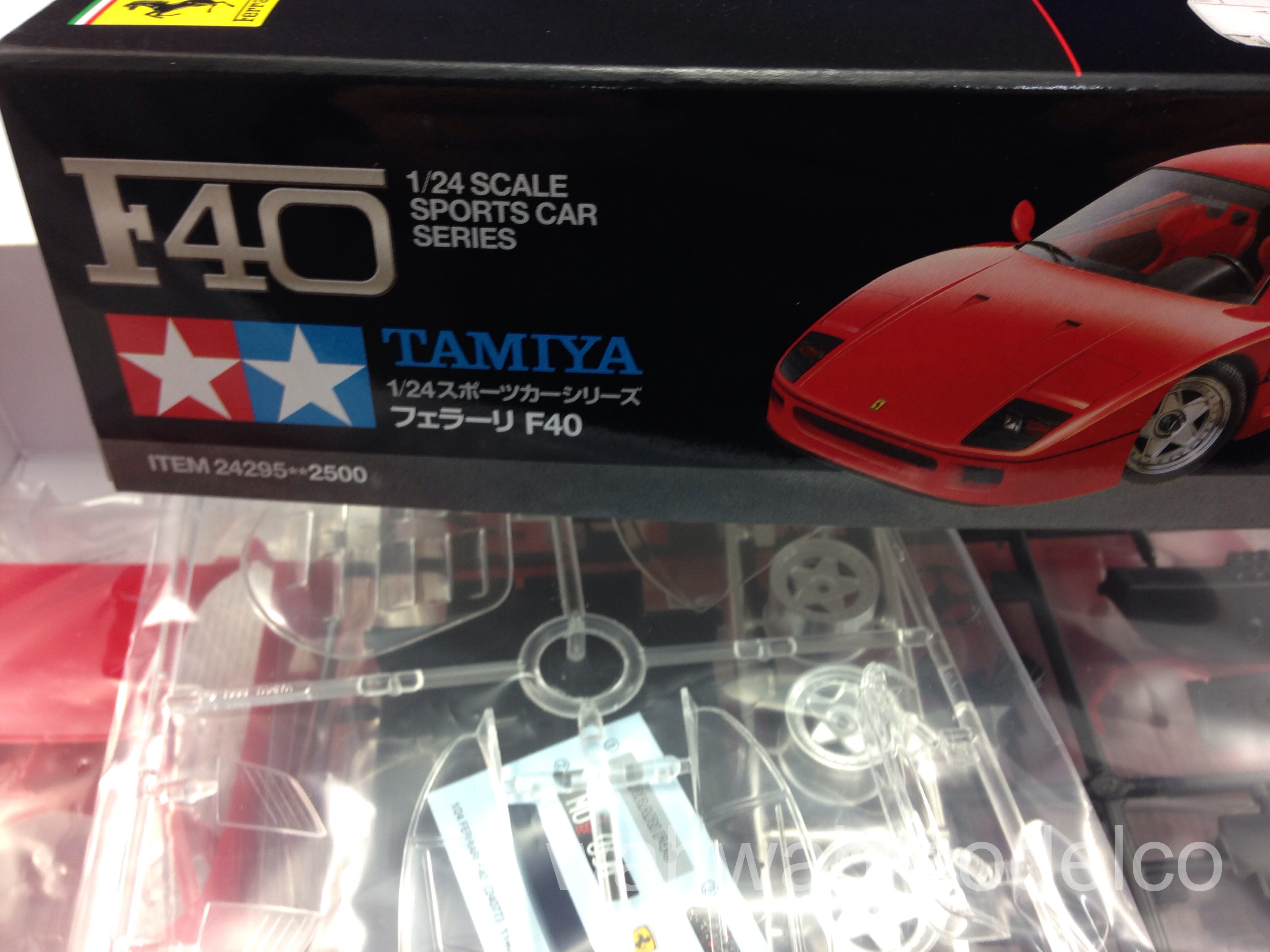 tamiya-24295-124-ferrari-f40/